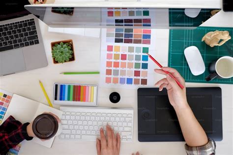 디자인 스튜디오 사무실에서 디지털 태블릿으로 작업하는 매력적인 디자이너 그룹 사진 Unsplash의 테이블 이미지