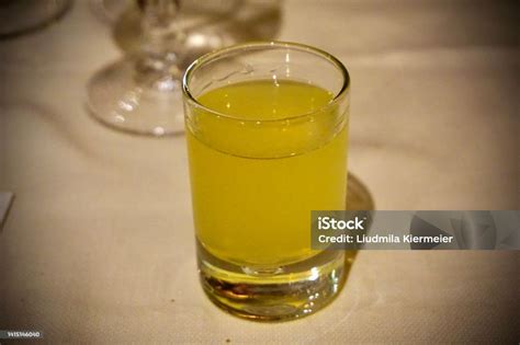 피자 는 토마토 치즈 및 종종 다양한 다른 재료를 얹은 누룩 밀 기반 반죽의 보통 둥글고 평평한 기초로 구성된 이탈리아 원산지 요리입니다 0명에 대한 스톡 사진 및 기타