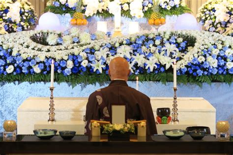 葬儀における供花と献花の違いとは作法やマナー注意点などを総合的に解説 大阪市の家族葬は大阪セレモニー家族葬ホール
