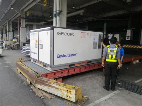 自購52萬劑az疫苗來了 華航班機15：40運抵台灣 生活 中時