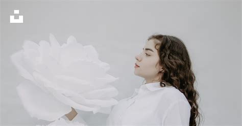 흰 드레스를 입은 여자가 커다란 흰 꽃을 들고 있다 사진 Unsplash의 무료 머리 이미지
