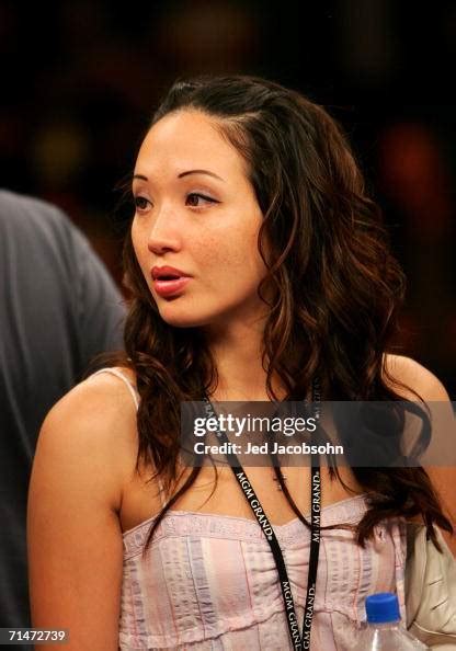 Jin Mosley The Wife Of Shane Mosley Stands In The Ring After Her News Photo Getty Images