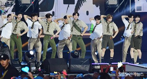 E포토 더뉴식스 스카우트 단복 입고