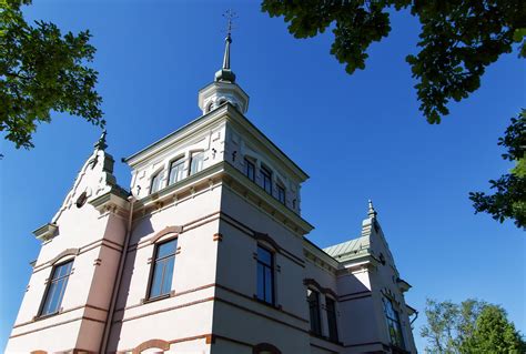 무료 이미지 나무 건축물 하늘 집 도시 건물 시티 도심 박물관 경계표 정면 교회에 성당 관광 여행 예배 장소 종탑 첨탑 뾰족한 탑 가지