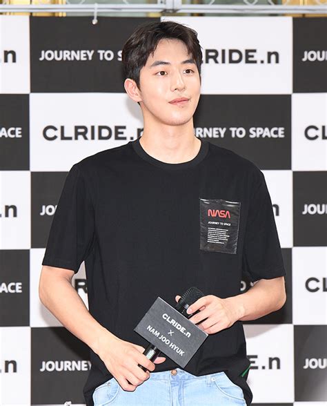 남주혁 블랙 티셔츠와 청바지만 입고도 시선강탈 멋진 남친룩 디지틀조선일보 디조닷컴