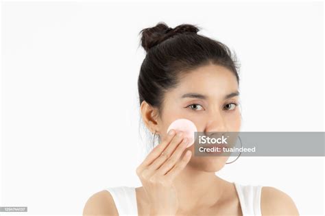 예쁜 아름다움 젊은 아시아 여자 흰색 고립 된 배경 위에 면 패드와 그녀의 얼굴을 청소 건강한 피부와 화장품 컨셉 건강관리와 의술에 대한 스톡 사진 및 기타 이미지 Istock