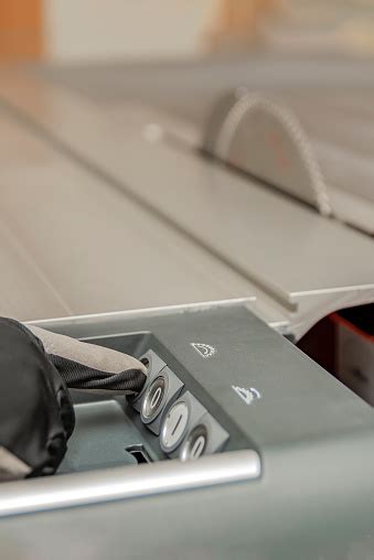 목공 기계를 켜고 목수의 손이 목공 기계를 시작합니다 가구 및 목재 제품의 제조 Cnc 켜기 Cnc 장치에 대한 스톡 사진 및