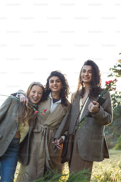 나란히 서 있는 한 무리의 여성들 사진 Unsplash의 자매 이미지