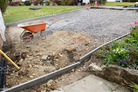 개인 주택의 활주로 표면을 갱신하는 데 사용되는 돌 진입로에서 주황색 수레를 닫습니다 0명에 대한 스톡 사진 및 기타 이미지 0명 거리 건설 산업 Istock