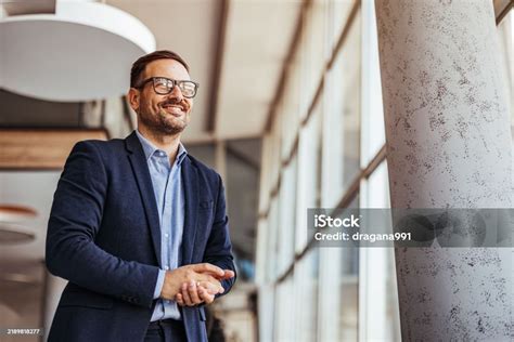 현대적인 사무실 환경에서 밝게 미소 짓는 자신감 넘치는 사업가 35 39세에 대한 스톡 사진 및 기타 이미지 35 39세 건축물 긍정적인 감정 표현 Istock