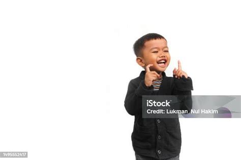 웃고 있는 어린 소년이 카메라를 바라보며 손을 들고 위를 가리키며 흰색 배경에 고립되어 있다 소년에 대한 스톡 사진 및 기타 이미지 Istock