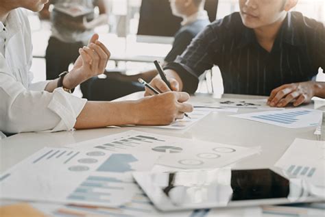 팀 작업입니다 크롭 샷 사진 사무실 책상에 새로운 시작 프로젝트와 함께 작업 하는 젊은 비즈니스 망 승무원 수평 필름 효과 기업