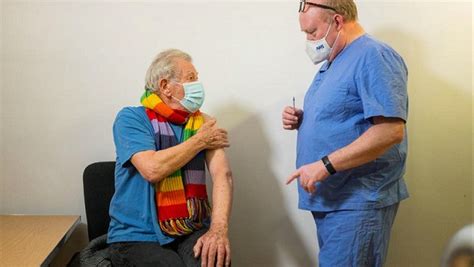 Иън Маккелън който игра Гандалф се ваксинира Следвай ме