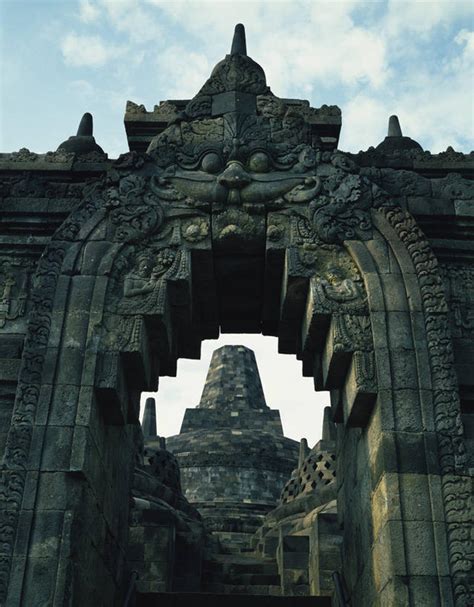 无人竖图室外白天仰视旅游度假名胜古迹标志建筑地标建筑雕塑印度尼西亚印尼亚洲阴影遗迹艺术装饰光线雕刻
