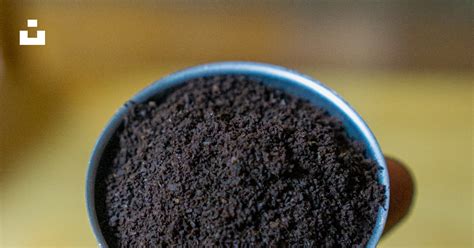 검은 색과 은색 둥근 용기를 들고있는 사람 사진 Unsplash의 무료 차 이미지