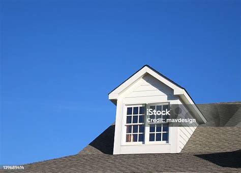 Atap Dan Langit Foto Stok Unduh Gambar Sekarang Atap Biru Diskon
