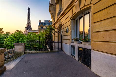 프랑스 파리의 파리 에펠 탑을 조망할 수있는 아늑한 거리 에펠탑은 파리에서 가장 상징적인 랜드마크 중 하나입니다 파리의 건축물과 랜드마크 여름에 에펠 탑 파리 프랑스 파리