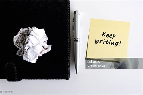 검은 노트에 구겨진 종이 펜 텍스트가 있는 노란색 메모 Keep Writing 계속 쓰라고 스스로에게 말하는 개념 단어가 흐르지 않더라도 포기하지 말고 작가 블록을