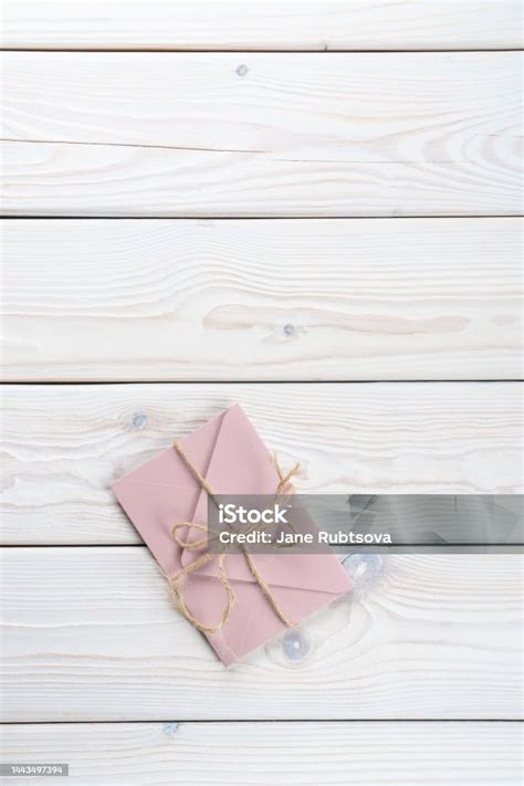 흰색 나무 배경에 황마 밧줄로 묶인 분홍색 봉투 공간을 복사합니다 평면도 메일 메시지 보내기 세로 0명에 대한 스톡 사진 및 기타 이미지 Istock
