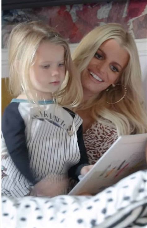 Jessica Simpsons Strange Behavior In A Pottery Barn Ad Sparks