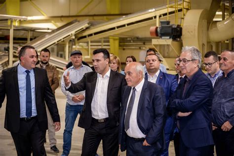 Премиерот Заев ја посети грчката фабрика за откуп преработка и продажба на тутун „СЕКЕ“ во
