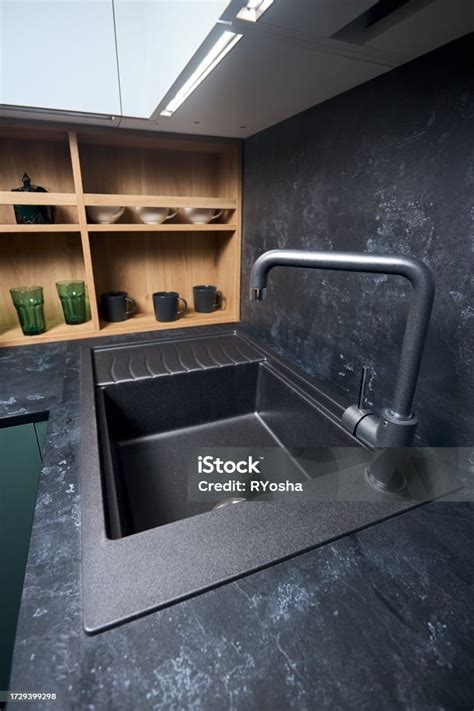 현대적인 녹색과 빨간색 주방의 인테리어 정사각형 석기 싱크대와 수돗물 나무 선반 찬장 찬장 접시 건조 캐비닛 수직 샷이 있는 고급스럽고 현대적인 평면 디자인 주방 0명에