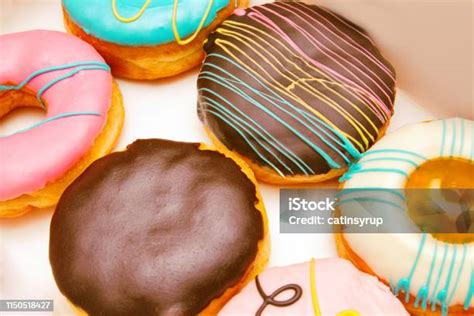 도넛과 보스턴 크림 파이 또는 구멍없이 초콜릿 도넛의 다양한 배달 상자에 먹을 준비가 도넛에 대한 스톡 사진 및 기타 이미지 도넛 0명 갈색 Istock