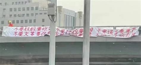 Човекот со пораката на мост во Кина инспирираше протести низ светските универзитети