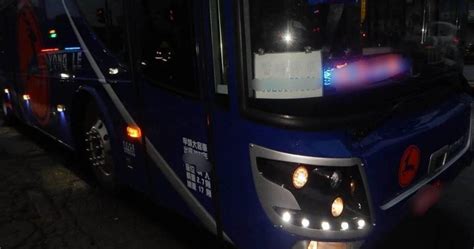 男蹲路邊遭遊覽車撞上 意識不明插管搶救中 社會 Ctwant