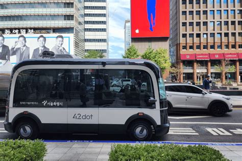 미래에서 온 것 같은 자율주행 버스 청계천을 달린다