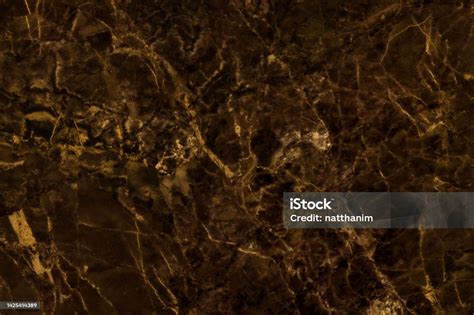 디자인 예술 작업을위한 황금색과 갈색 대리석 벽 질감 배경 고급 스러움과 현대와 타일 돌의 원활한 패턴 0명에 대한 스톡 사진