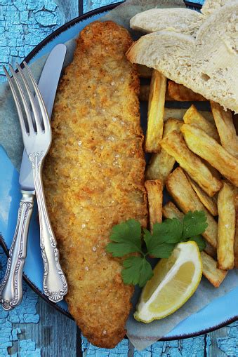 기름진 양피지 칼과 포크 레몬 슬라이스 청록색 나무 곡물 배경 높은 전망과 청록색 접시에 파슬리로 장식 된 피시 앤 칩스 의 이미지 0명에 대한 스톡 사진 및 기타 이미지