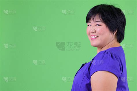 特写的年轻快乐超重的亚洲女人看镜头