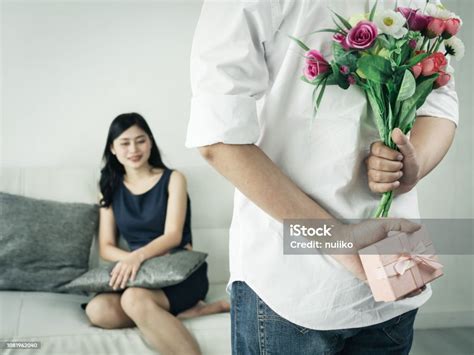 꽃 꽃다발과 놀라운 그의 여자 친구 라이프 스타일 개념에 대 한 분홍색 선물 상자를 들고 하는 남자 가리기에 대한 스톡 사진 및 기타 이미지 Istock
