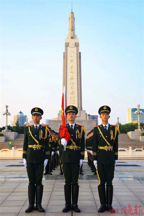 太燃了这就是今早的八一广场 五星红旗 中国人民解放军 新浪新闻