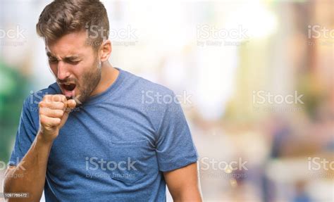 기분이 불쾌 하 고 감기 나 기관지염에 대 한 증상으로 기침 하는 고립 된 배경 위에 젊은 잘생긴 남자 의료 개념입니다 감기와