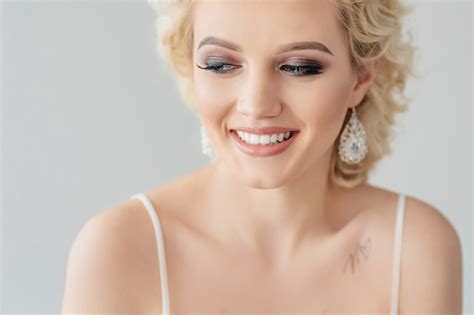 아름 다운 곱슬 머리입니다 건강 한 물결 모양 긴 금발 머리와 함께 웃는 소녀 아름다움 얼굴 섹시 한 메이크업과 완벽 한 머리 곱슬 초상화 행복 한 여자 볼륨 헤어스타일