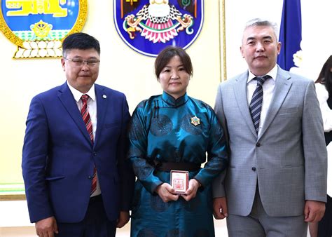 Төрийн дээд одон медалийг 124 иргэнд гардууллаа