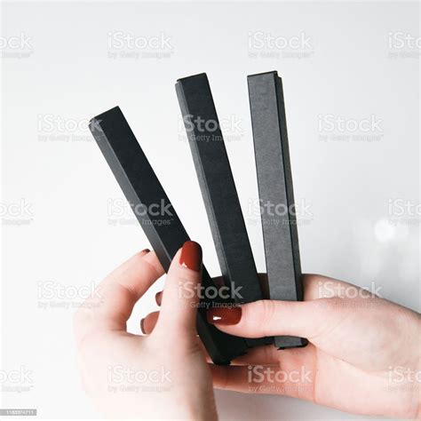 하얀 배경에 눈썹과 메이크업 브러쉬 플랫리 브러쉬 세트로 손에 놓습니다 갈색에 대한 스톡 사진 및 기타 이미지 갈색 개인 장식품 개체 그룹 Istock