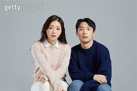 한국인 대학생 커플 커플 인간관계 놀람 컨셉 Jv12108264 게티이미지뱅크