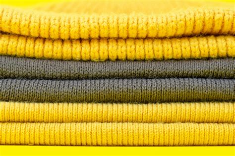 올해의 색상 2021 얼티밋 그레이와 일루미네이션 배경 회색 및 조명 노란색 배경에 겨울 모자 디자인과 색상 트렌드의 의류 0명에 대한 스톡 사진 및 기타 이미지 Istock