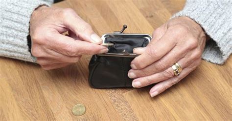 Възрастна жена искала да изтегли от банката 10 долара Обекти