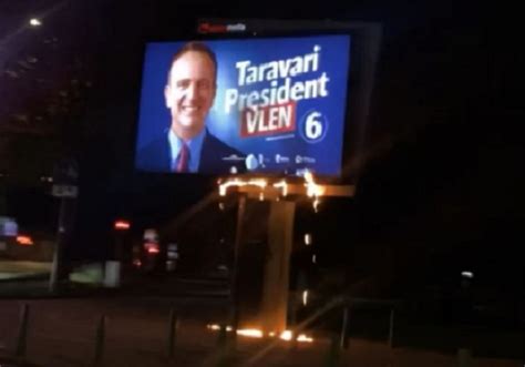 ВО ЦЕНТАРОТ НА СКОПЈЕ Запален билборд на претседателскиот кандидат Арбен Таравари ВИДЕО