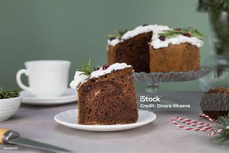 유리 스탠드에 차 한잔과 크리스마스 케이크가 있는 회색 테이블에 접시에 크리스마스 케이크 조각 0명에 대한 스톡 사진 및 기타 이미지 Istock