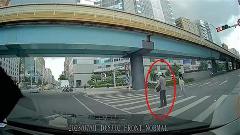 聯合報 帝王條款上路後北市街頭有行人疑蓄意站在斑馬線不動！ 圖／取自記者爆料網