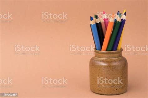 베이지 색 배경에 다양한 색상의 연필을 그립니다 닫습니다 교육에 대한 스톡 사진 및 기타 이미지 교육 베이지 학교 건물