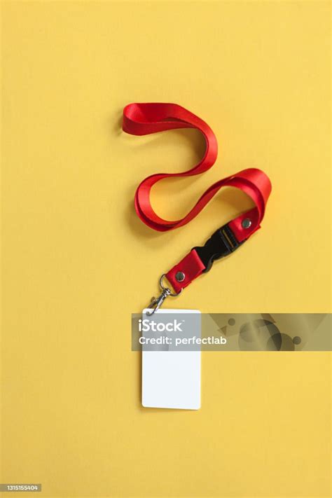 흰색 플라스틱 배지 노란색 배경에 고립 된 빈 공간 모의 빨간색 Lanyard 가는 끈에 대한 스톡 사진 및 기타 이미지 가는 끈 신분증 배지 Istock