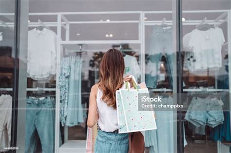 쇼핑백을 들고 아름 다운 아시아 여성 여자 여자 백화점 쇼핑몰 창 야외 패션 라이프 스타일 밖에서 쇼핑을 하면서 미소를 즐긴다 25 29세에 대한 스톡 사진 및 기타 이미지