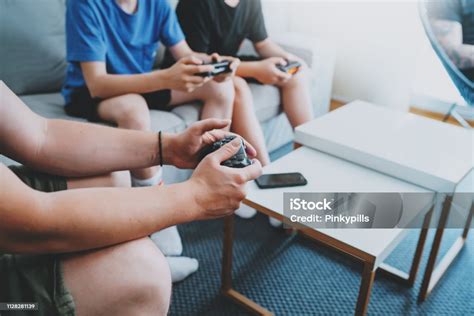 거실에서 소파에 앉아 및 비디오 게임에 젊은 친구 가족 홈 개념에서 시간을 휴식입니다 십대 소년에 대한 스톡 사진 및 기타 이미지 십대 소년 놀기 비디오 게임