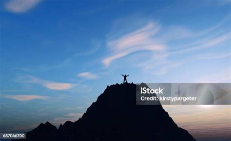 성공에 그의 팔을 들고 산 위에 3d 난타 3차원 형태에 대한 스톡 벡터 아트 및 기타 이미지 3차원 형태 개념 구름 Istock